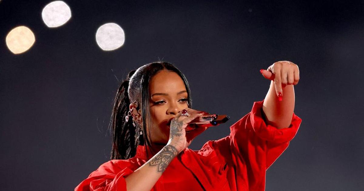 Rihanna révèle qu'elle attend son second bébé lors de sa performance à ...