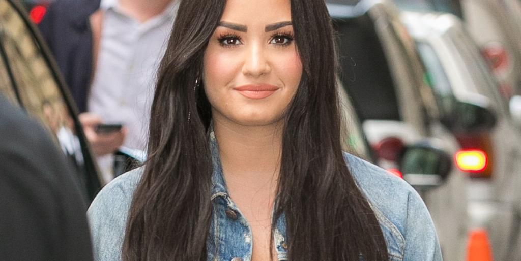 Demi Lovato Just Chopped Off All Here Hair And Showed It Off On ...