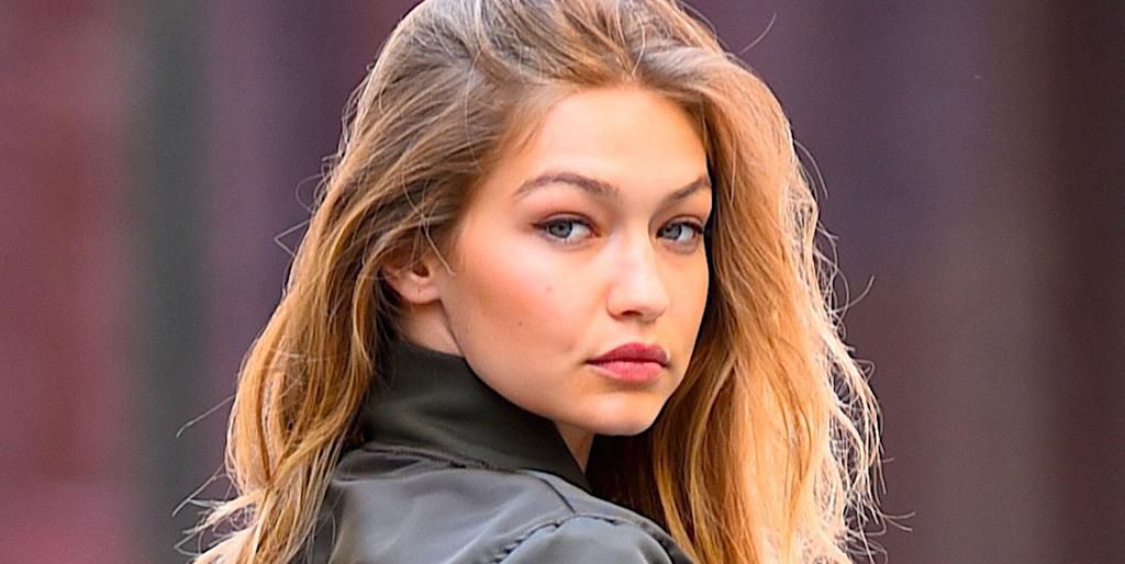 The Alo Moto Leggings Cindy Crawford, Hailey Baldwin, Gigi Hadid Are ...