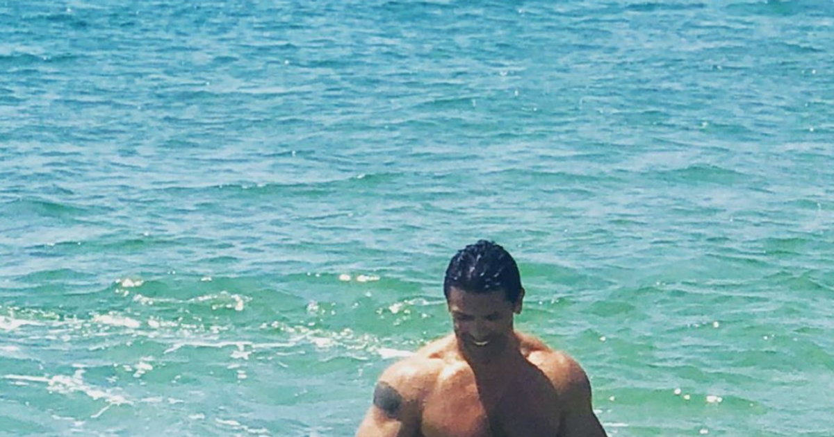 Kelly Ripa Responds To Troll After Sharing Shirtless Mark Consuelos ...