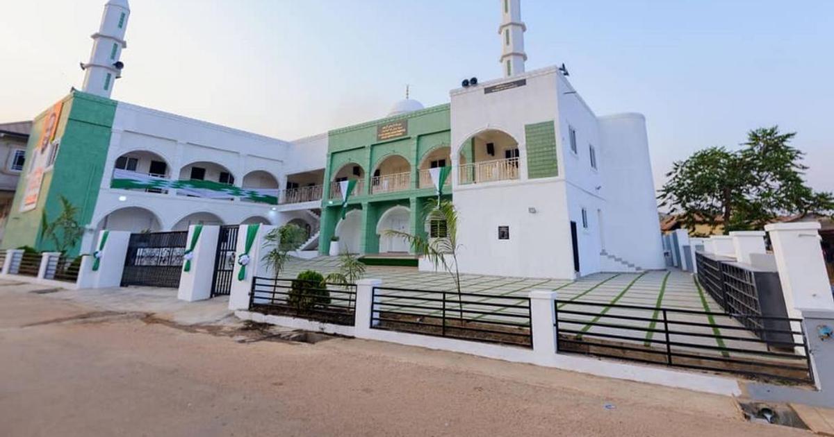 Chief Imam, Agogo Omanhene commission ultramodern mosque built by Ohene ...