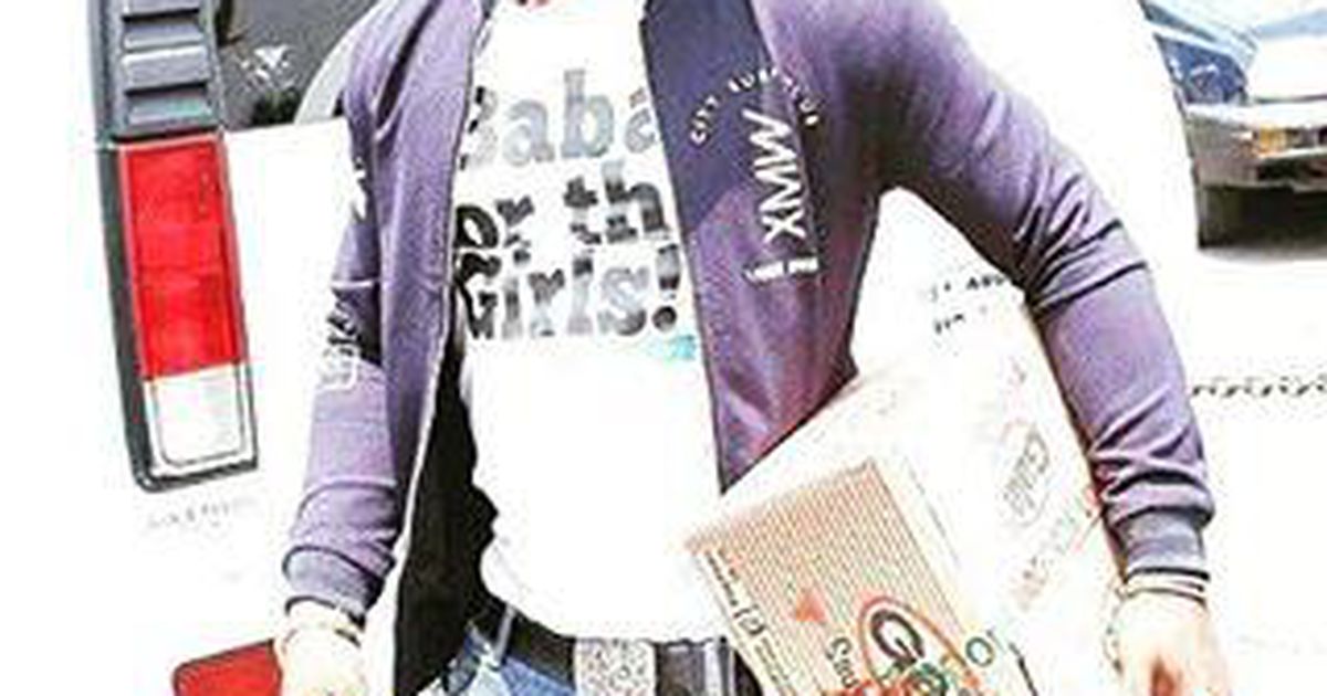 Gala ambassador stops Lagos traffic to hawk sausage rolls [PHOTO ...