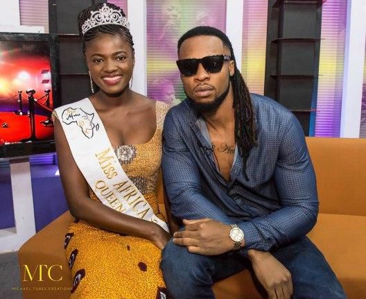 Flavour strikes a pose with beauty queen | Pulse Nigeria