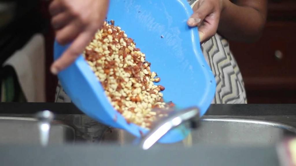 The perfect way to peel beans with hands for 'moinmoin'/'akara' | Pulse ...