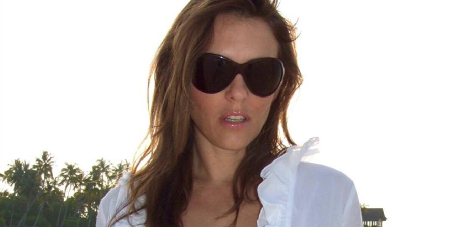 Elizabeth Hurley Rocks A White Bikini At Age 54, And Her Abs Have Never ...