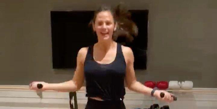 Jennifer Garner Just Showed Off Her Expert Jump Rope Skills And Strong ...