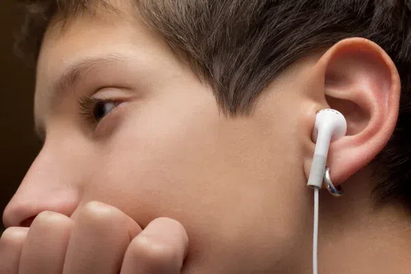 Are Earbuds Safe? How to Use Them Without Damaging Your Ears | Pulse ...