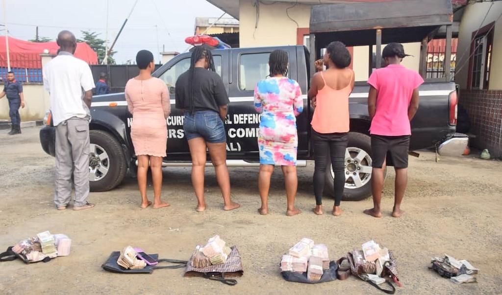 NSCDC, DSS arrest 6 Naira traders in sting operation | Pulse Nigeria