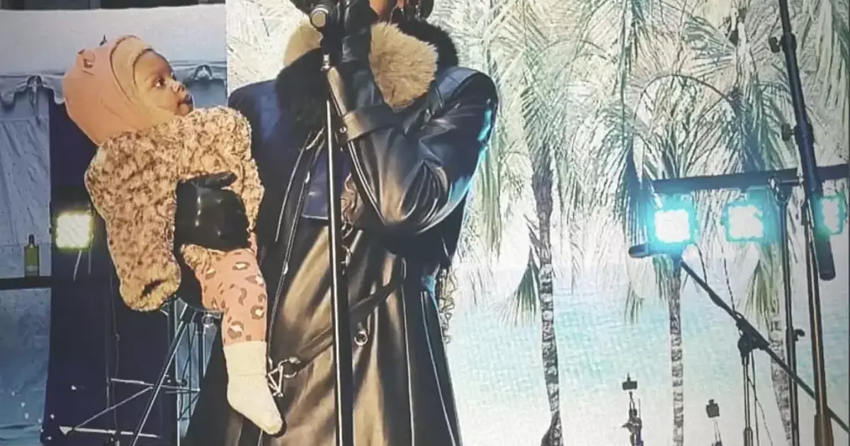 Seyi Shay returns to the stage with her baby after 7-month hiatus ...