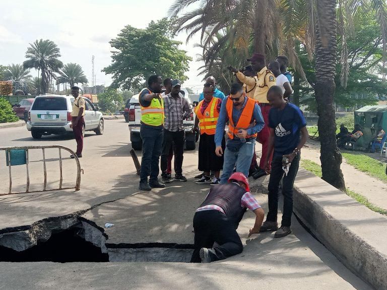 FG shuts bridge linking Apapa after damage by vandals | Pulse Nigeria FG shuts bridge linking Apapa after damage by vandals | Pulse Nigeria
