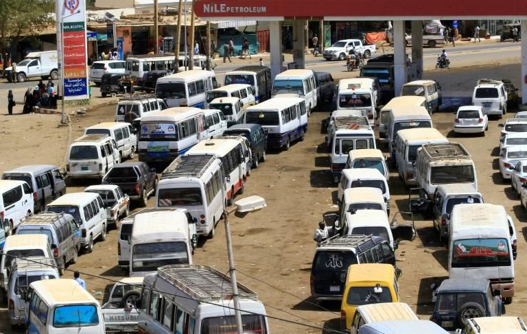 Petrol queues resurface, marketers sell ₦350 per litre | Pulse Nigeria