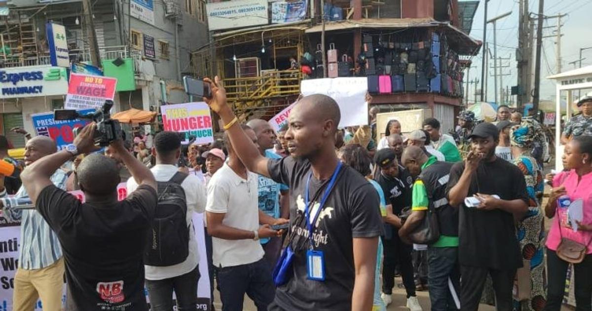 VIDEO: Lagos protesters defy court order, converge under Ikeja bridge ...