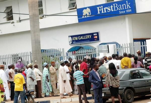 Lagos residents flock to banks, call for extension of BVN-NIN deadline | Pulse Nigeria