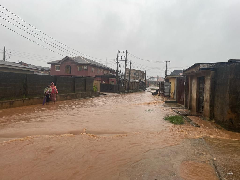Residents stuck as heavy rain floods Alagbole community in Ogun | Pulse ...