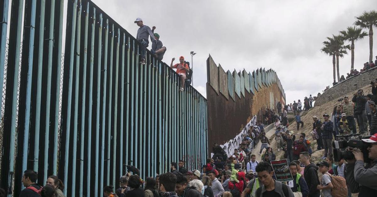 Veteran's Crowd-Funded Campaign Raises Millions for a Border Wall ...