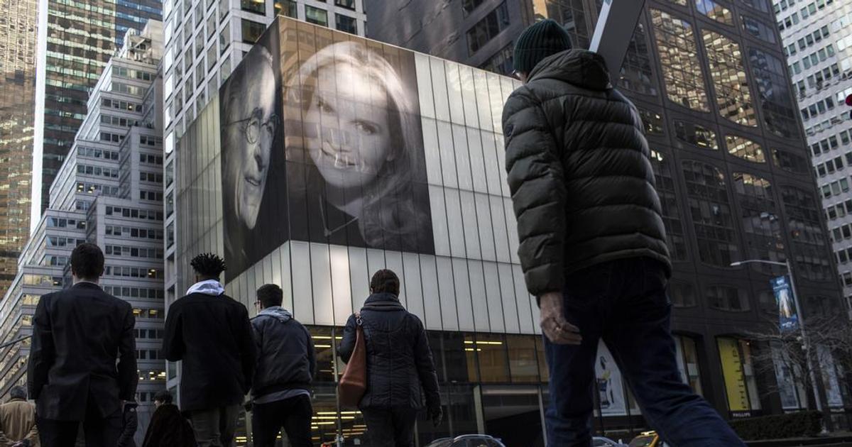 Real estate mogul taunts ex-wife with 42-foot-tall photo of new one ...
