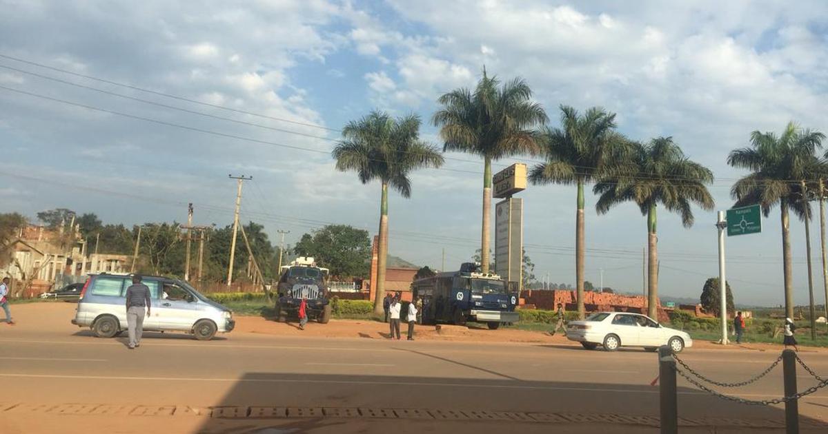 Roadblocks mounted along Entebbe Road ahead of Bobi Wine's arrival ...