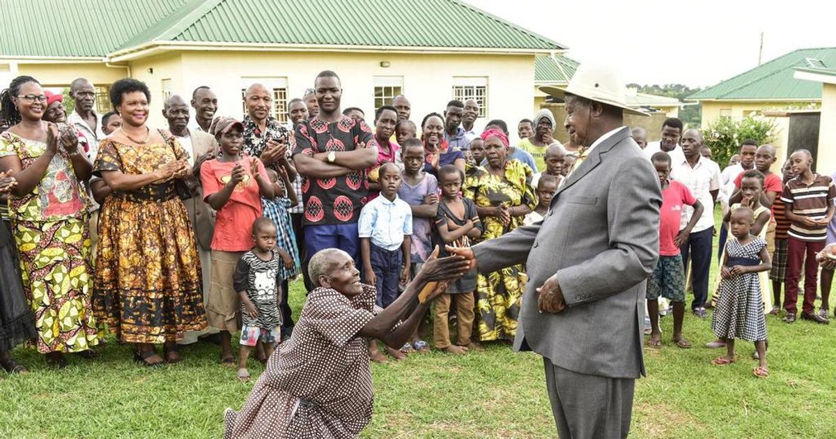 Kenyan girl showers Museveni with gifts in Uganda [Photos] | Pulse Uganda