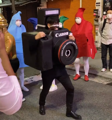 Video of guy wearing a giant camera is making us nostalgic! | Pulse Uganda