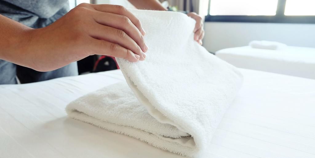 Dr. Pimple Popper Just Popped A Stubborn Cyst By Folding Her Patient's ...